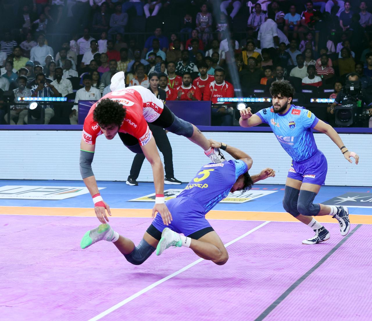 Rakesh spoils Devank’s heroics in Gujarat Giants’ win over Bengal Warriorz